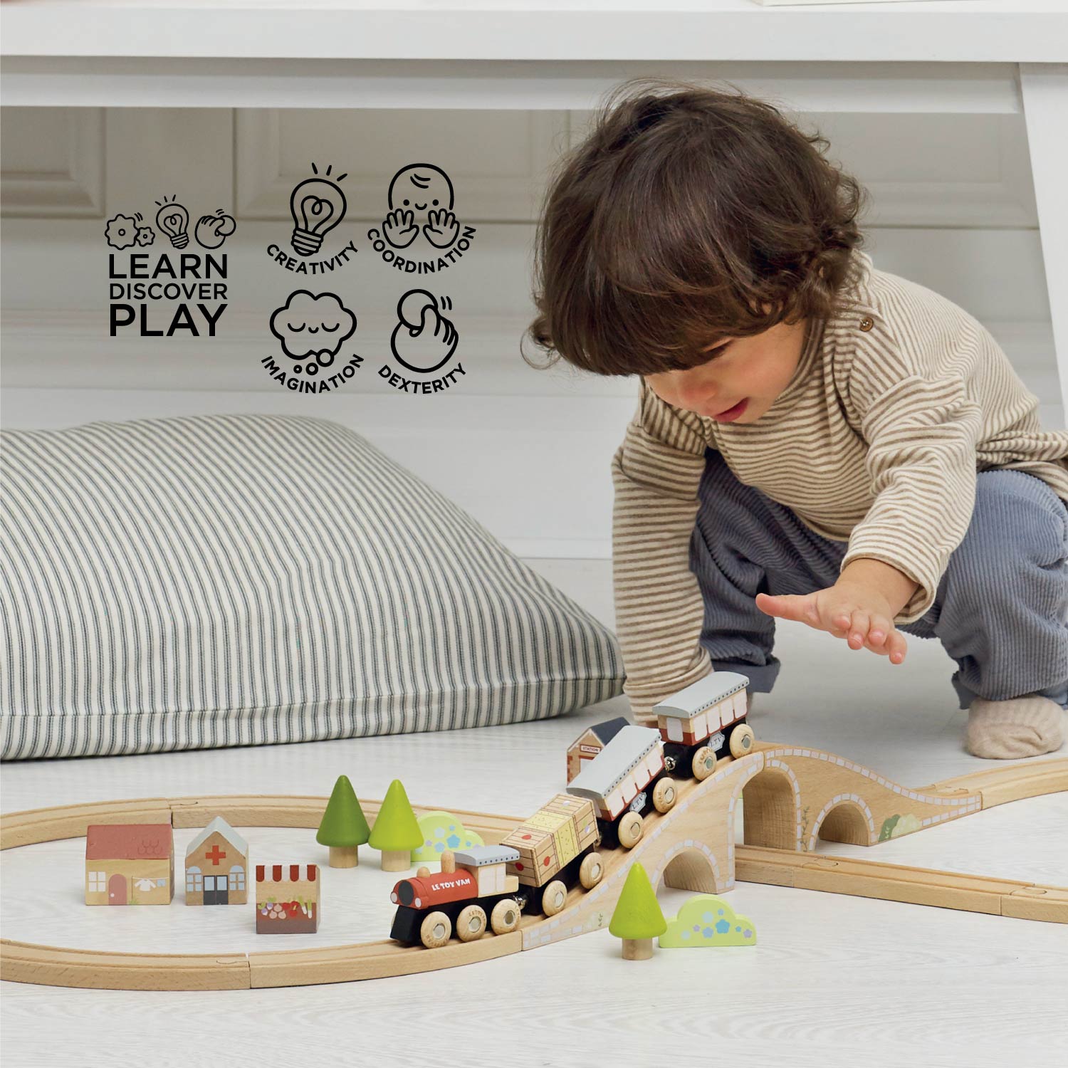 Le Toy Van Figure of 8 Train Set – Little Sensory Home